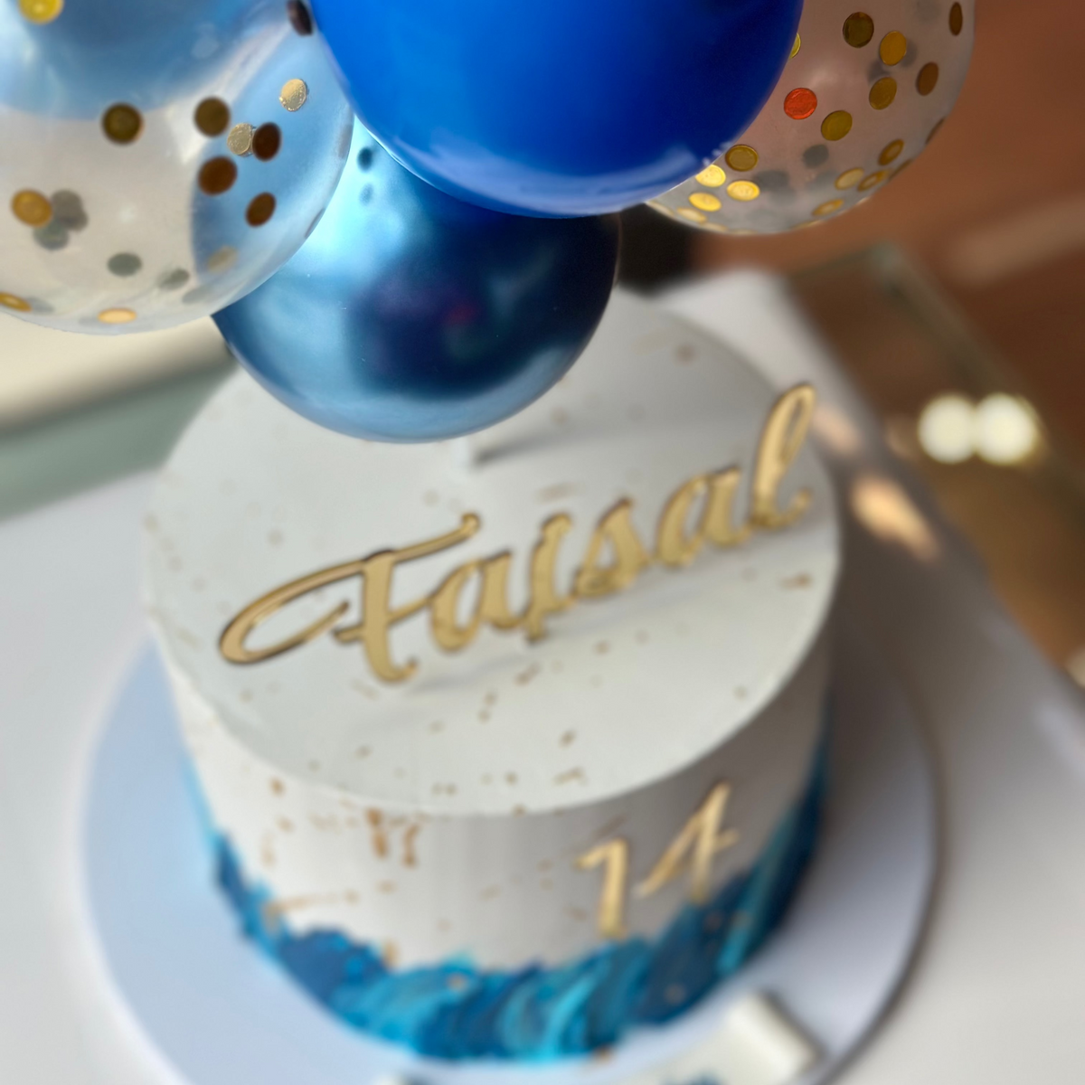Pastel azul con globos - Entrega de pastel de cumpleaños a Dubai ...